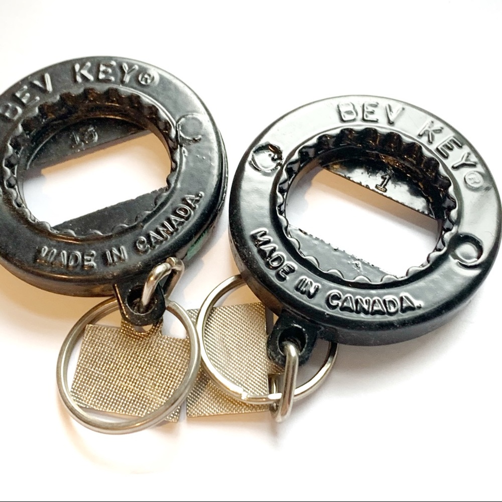 Vintage Marlboro Menthol Bev Key Keychain Ornament - Gem